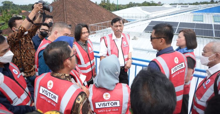 Luhut Resmikan PLTS Atap Pabrik Danone-AQUA Bali